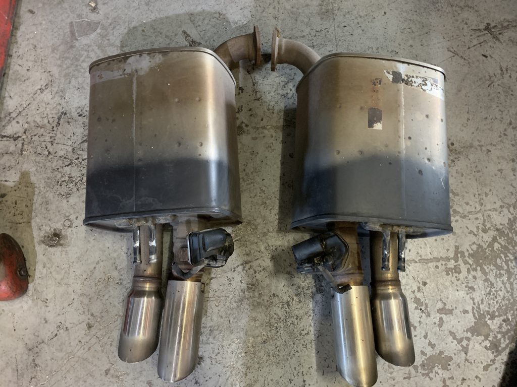 VF 2 SS Holden Commodore sedan bi modal mufflers with flange - Salvage ...