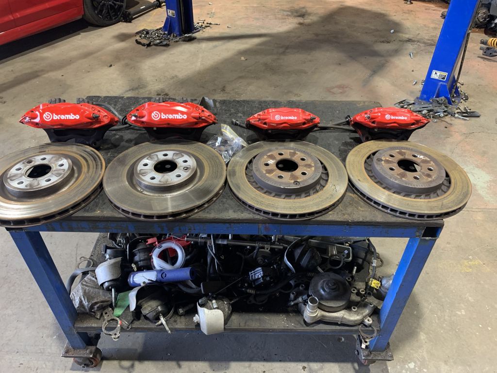 VF 2 SSV Redline Holden Commodore 4 pot Front and rear Brembo brakes ...